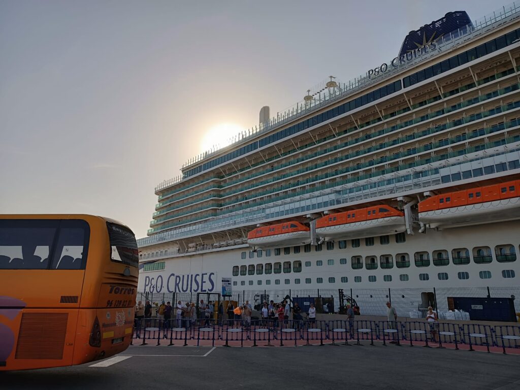 First call in València of the cruise ship ARVIA of the Carnival ...