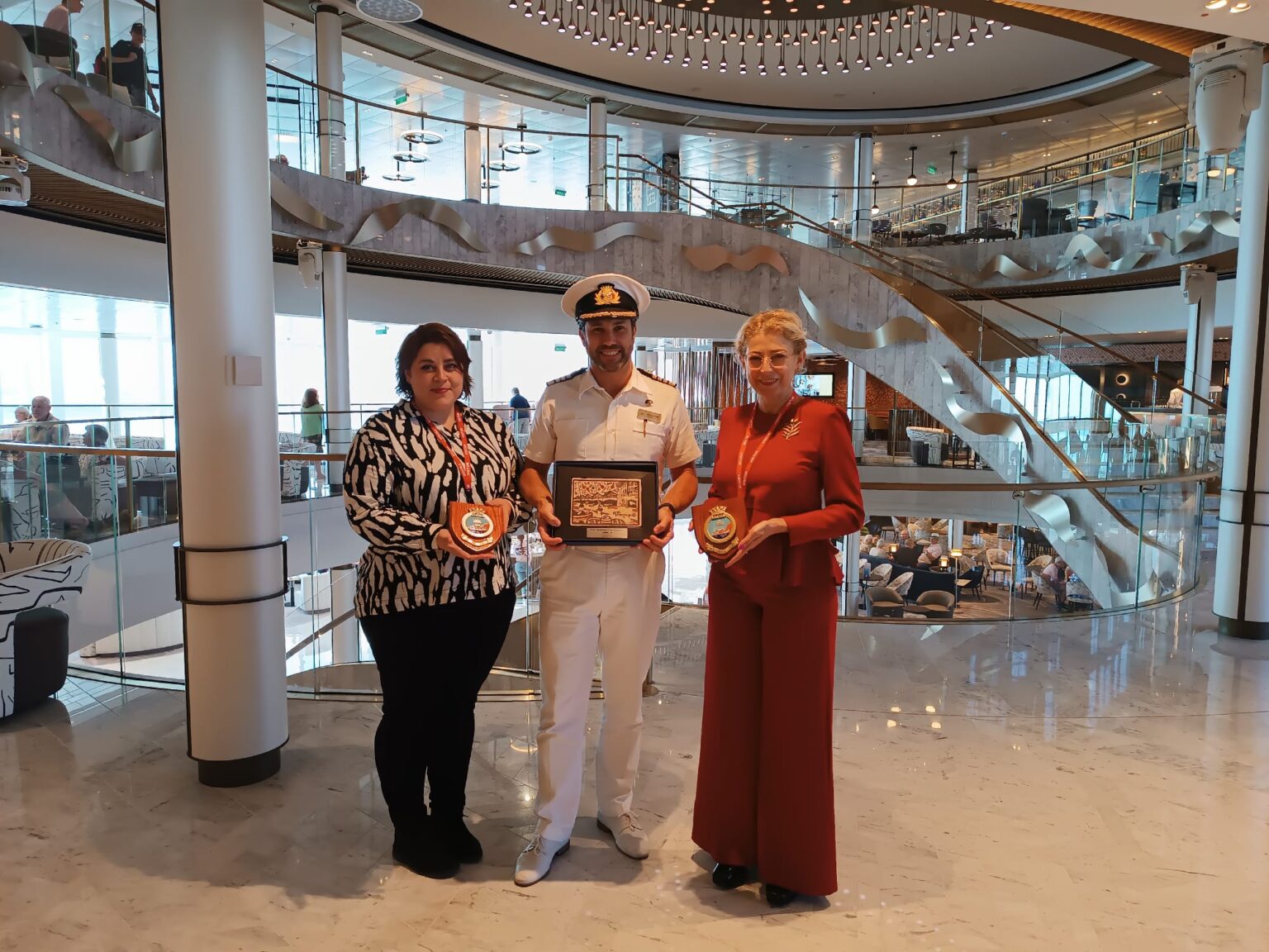First call in València of the cruise ship ARVIA of the Carnival ...