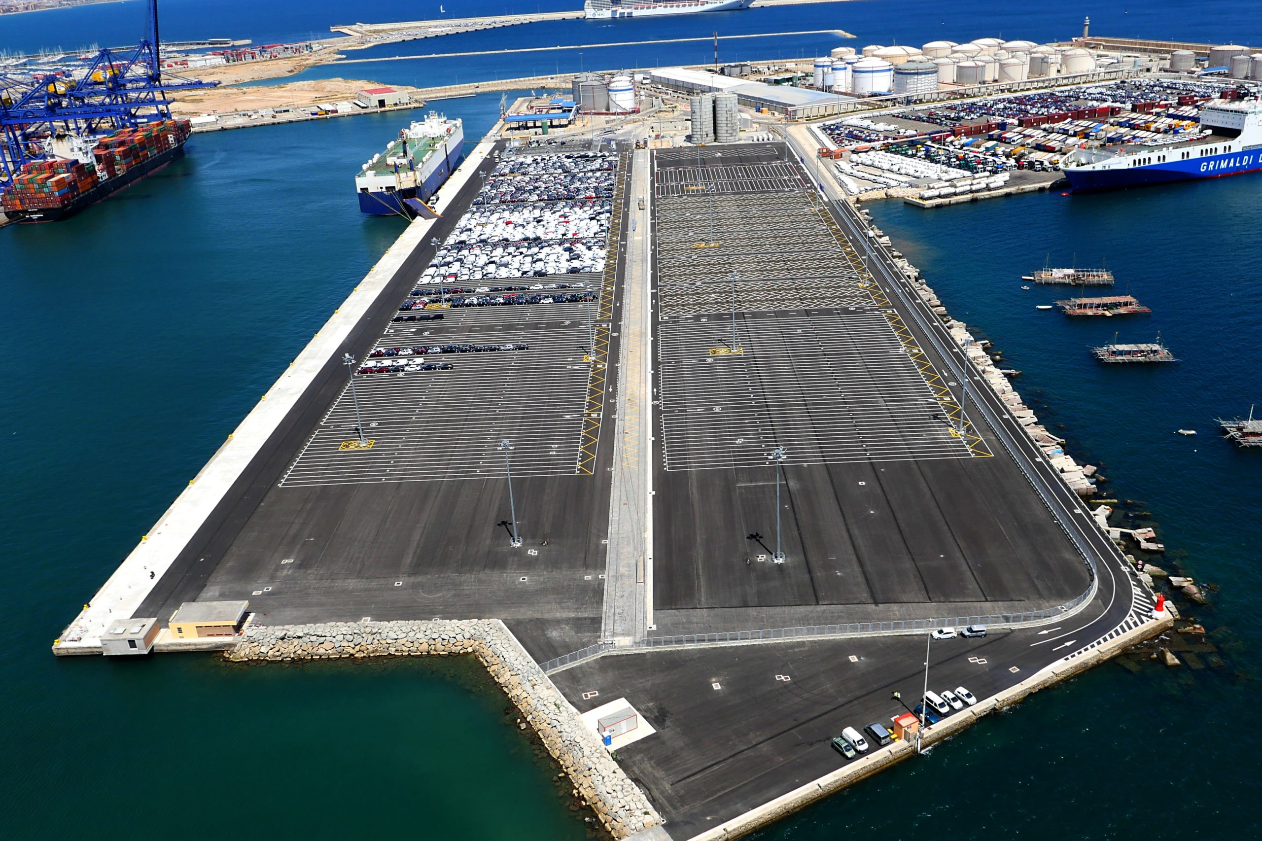 1 out of every 4 cars managed by the Spanish ports passes through ...